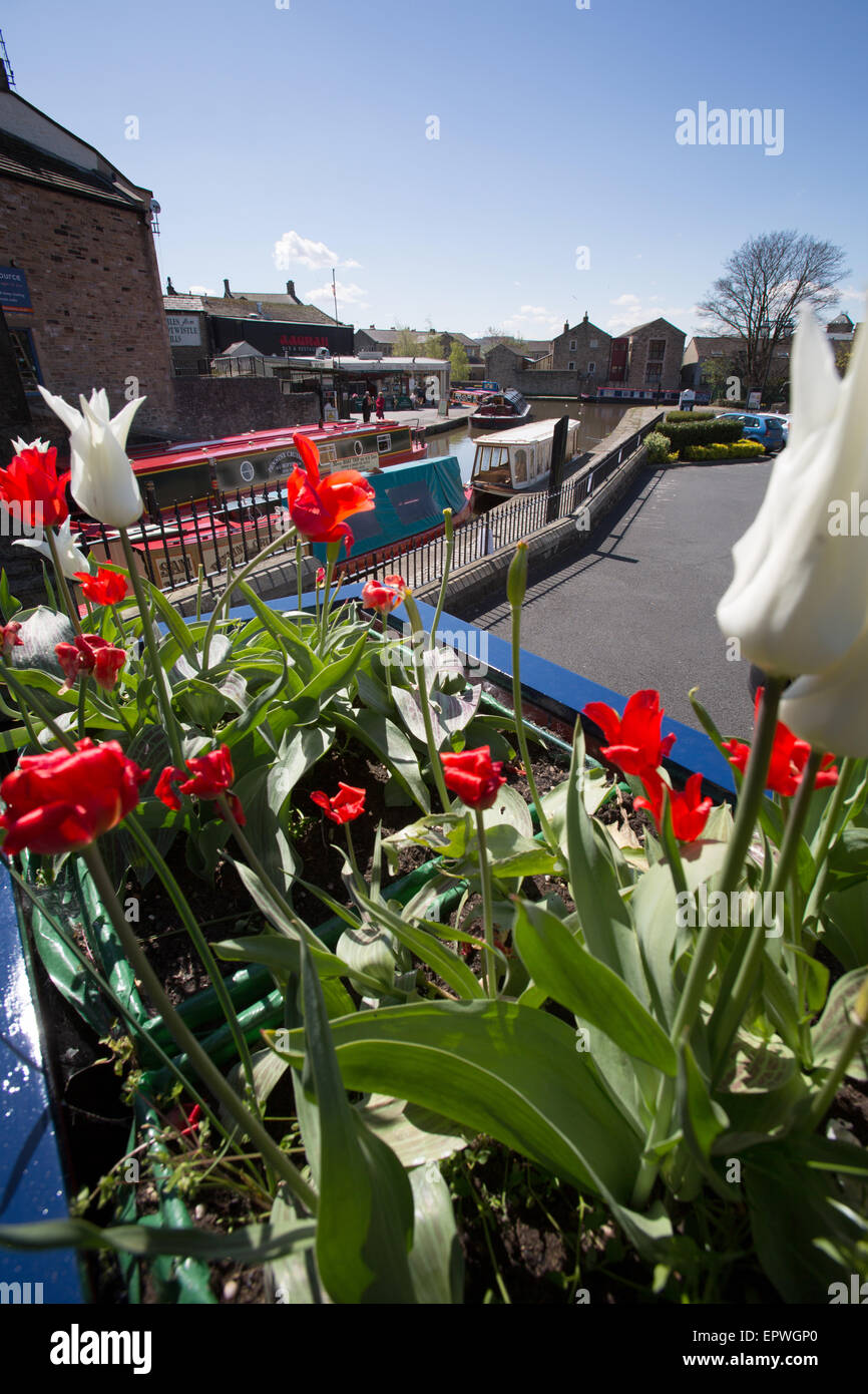Town of Skipton, England. Picturesque spring view of the Thanet branch ...