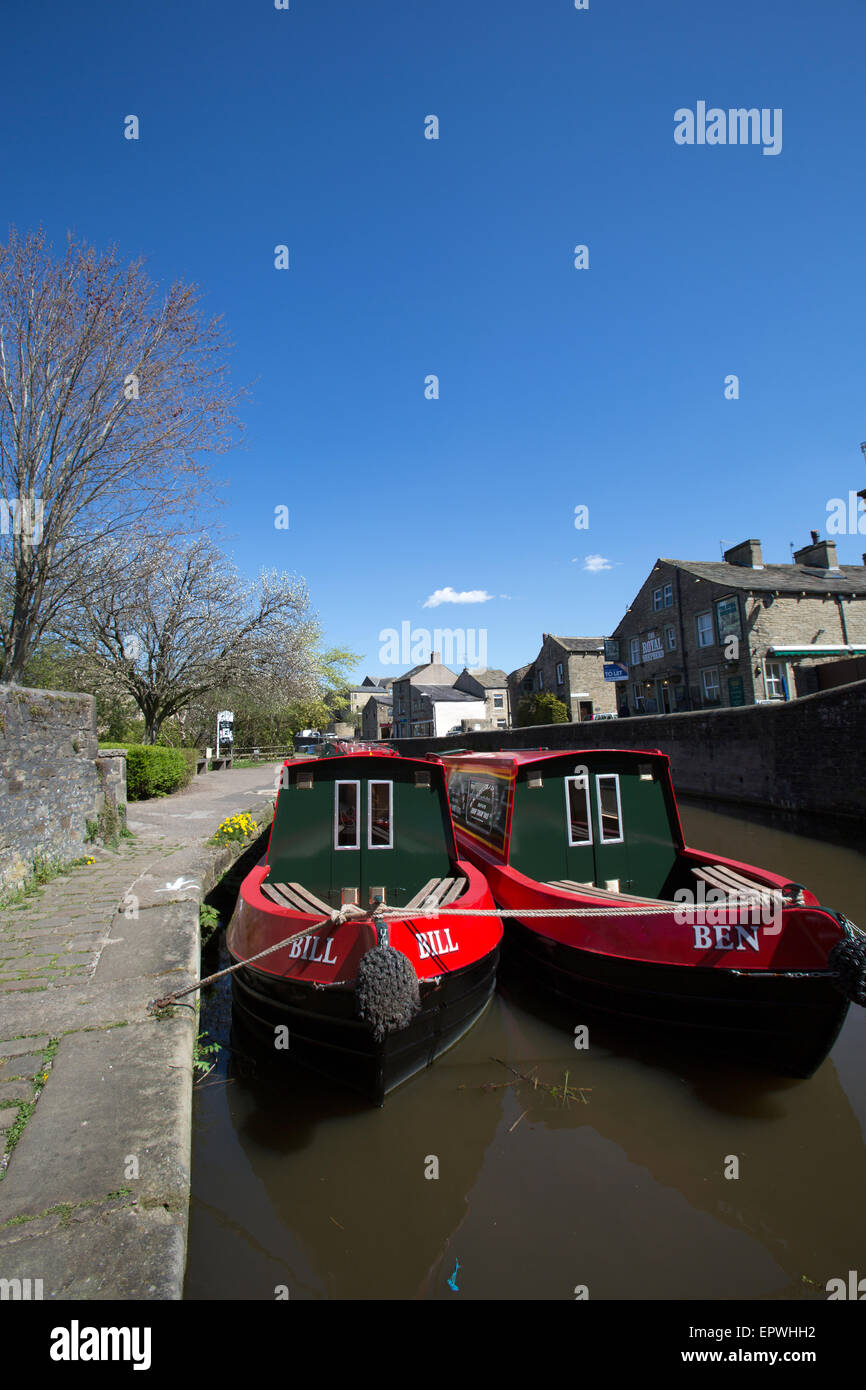 Town of Skipton, England. Picturesque spring view of the Thanet branch ...