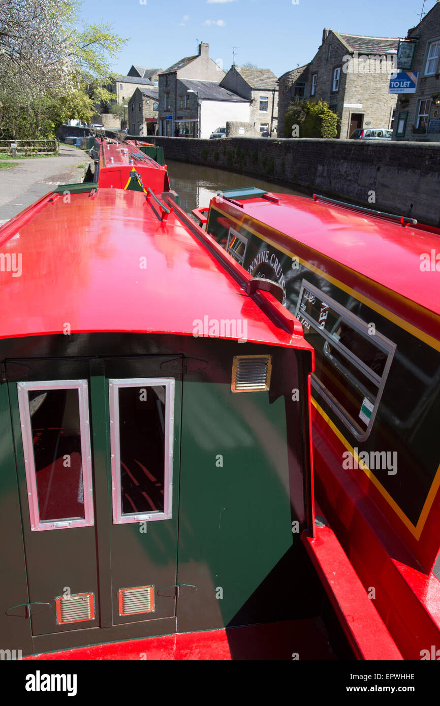 Town of Skipton, England. Picturesque spring view of the Thanet branch ...