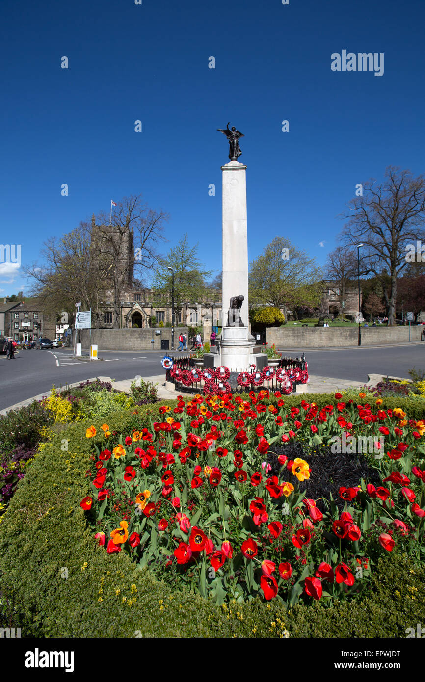 Town of Skipton, England. Picturesque spring view of the WW1 memorial ...