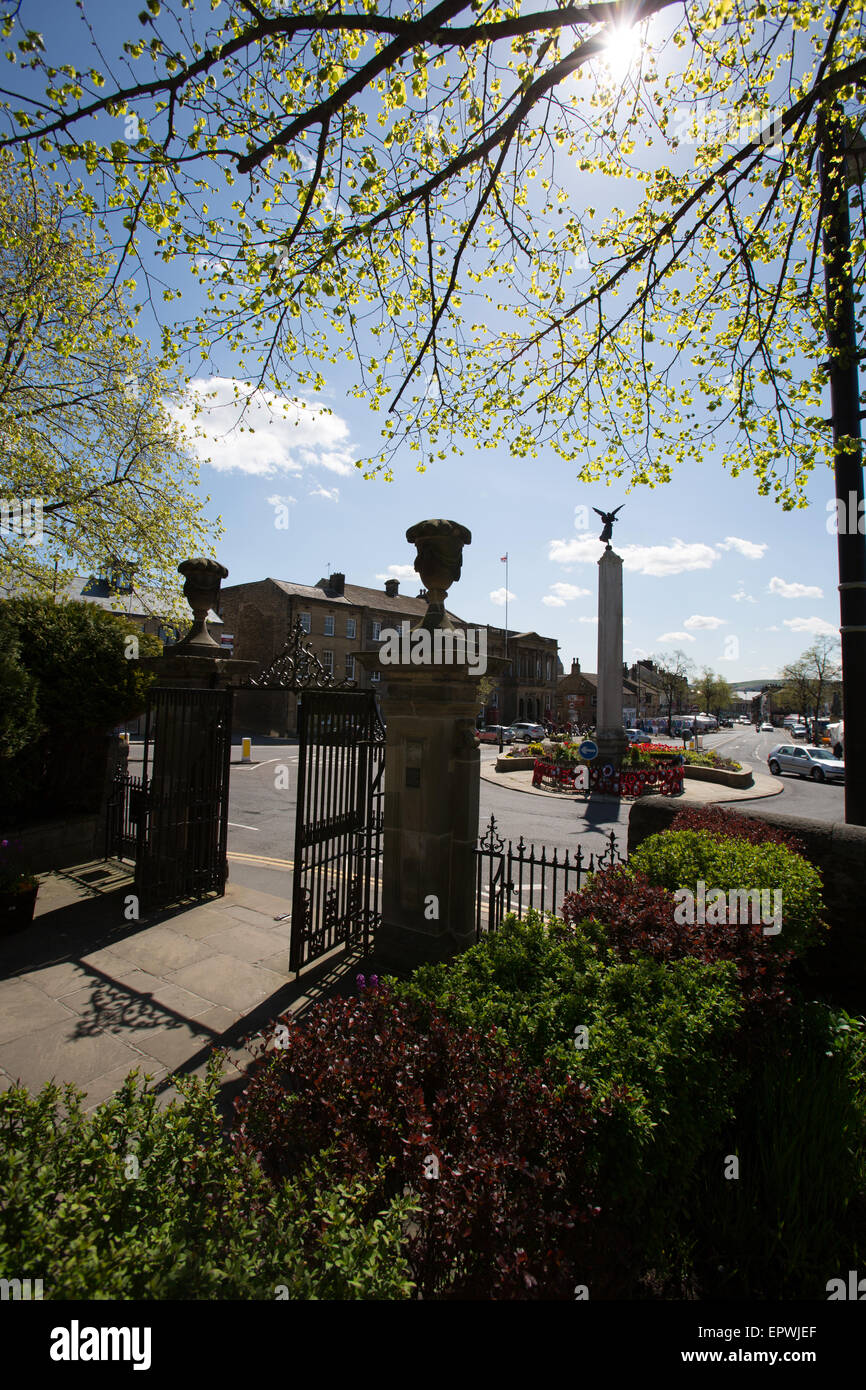 Town of Skipton, England. Picturesque silhouetted view of Skipton’s ...