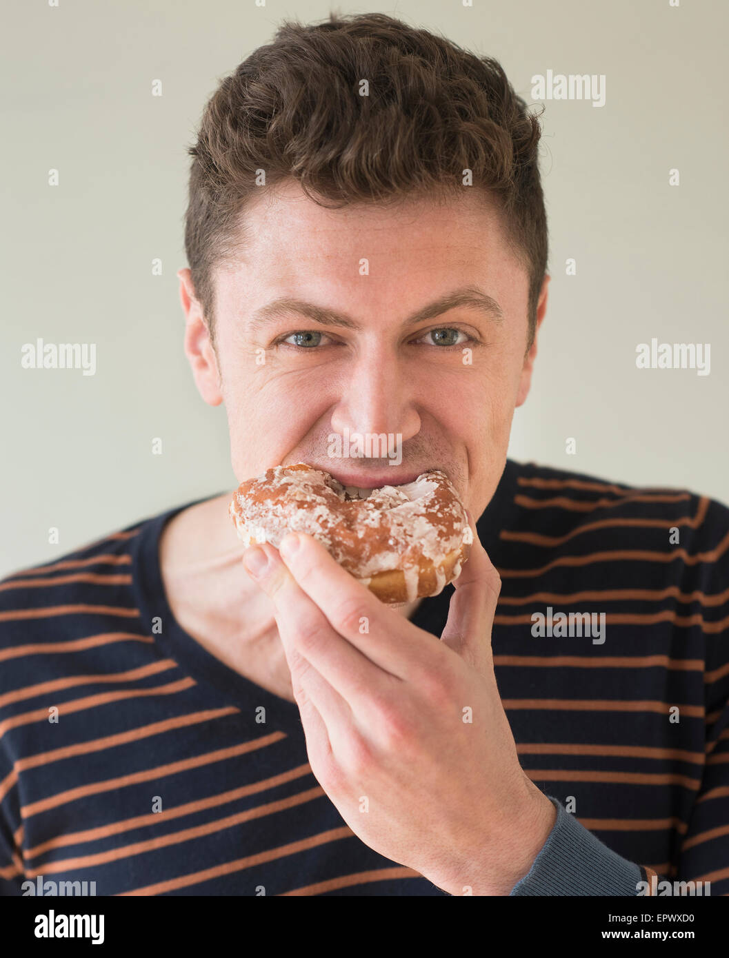 Eat eating donut hi-res stock photography and images - Alamy