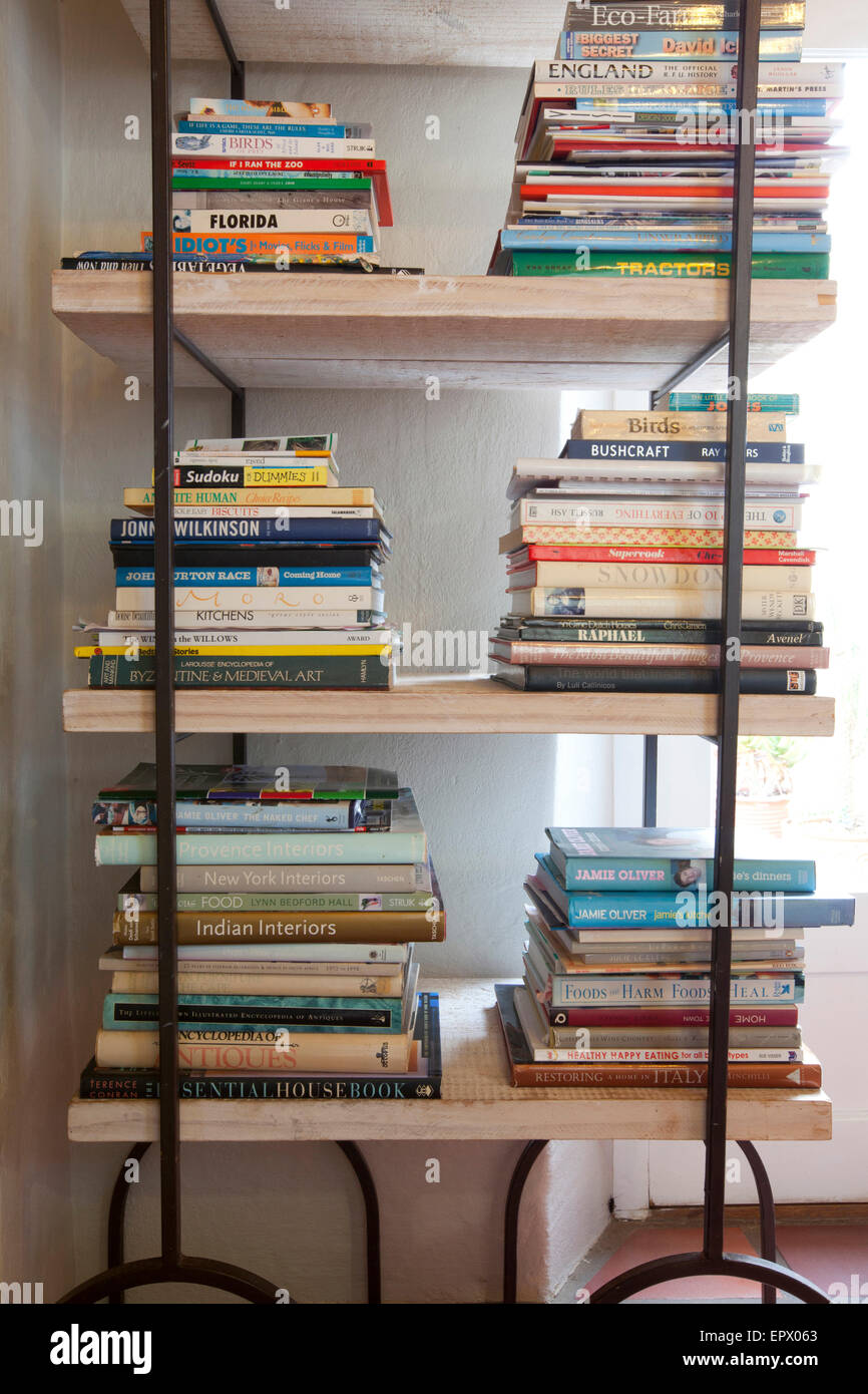 Shelves of books hi-res stock photography and images - Alamy