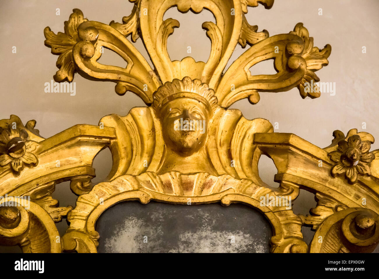 Old gilded frame hi-res stock photography and images - Alamy