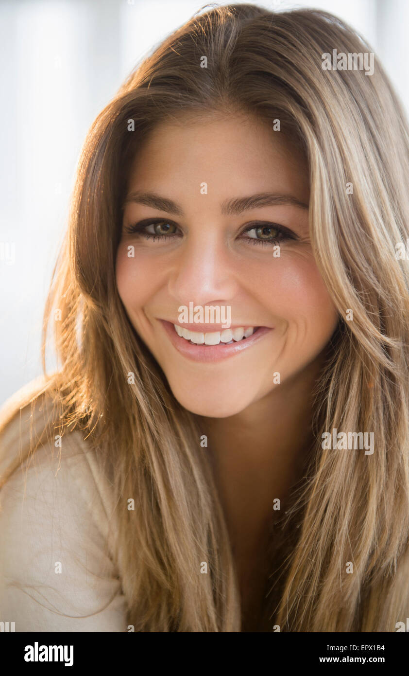 Young, friendly, smiling hispanic woman hi-res stock photography and ...