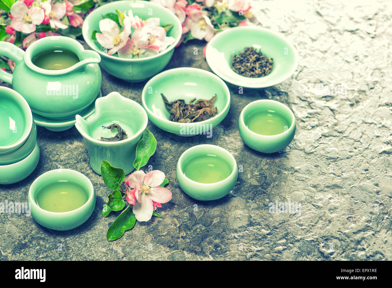 Teapot and cups with spring apple blossoms. Traditional chinese tea ...