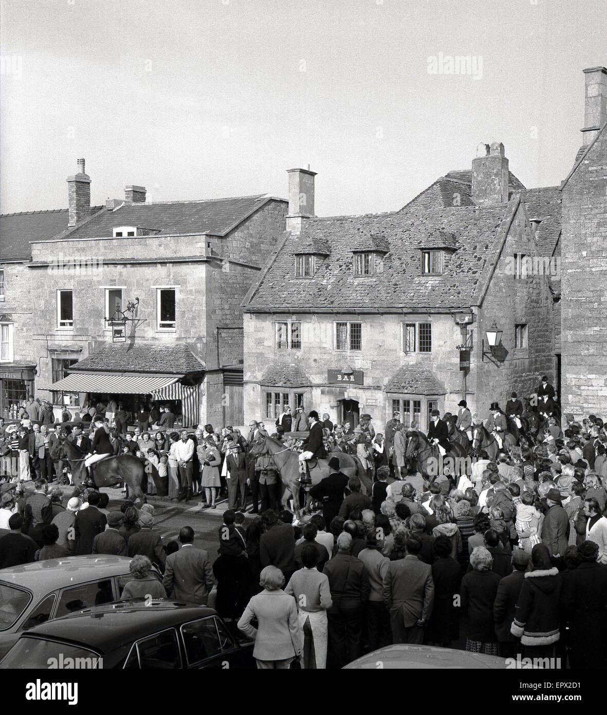 1950s, historical, England, crowd watches the start of a fox hunt in a ...