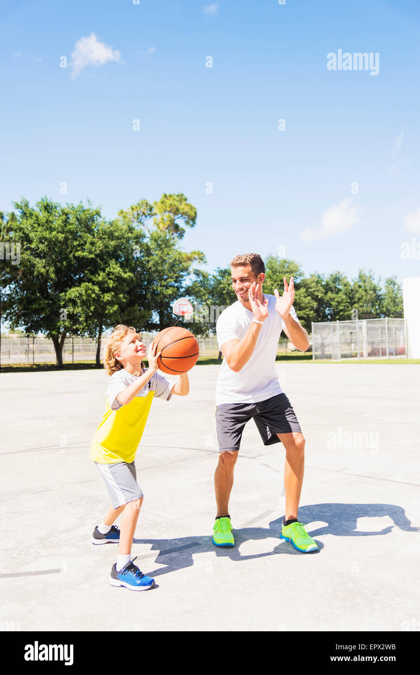 Kids playing basketball outdoors hi-res stock photography and images ...