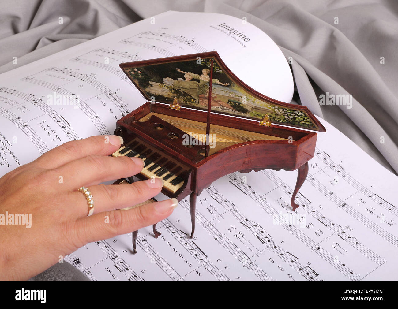 Piano miniatura hi-res stock photography and images - Alamy