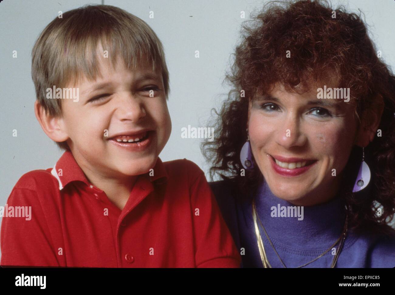 JONATHAN SWAIN with mother.f9562. © Robert Landau/Globe Photos/ZUMA ...