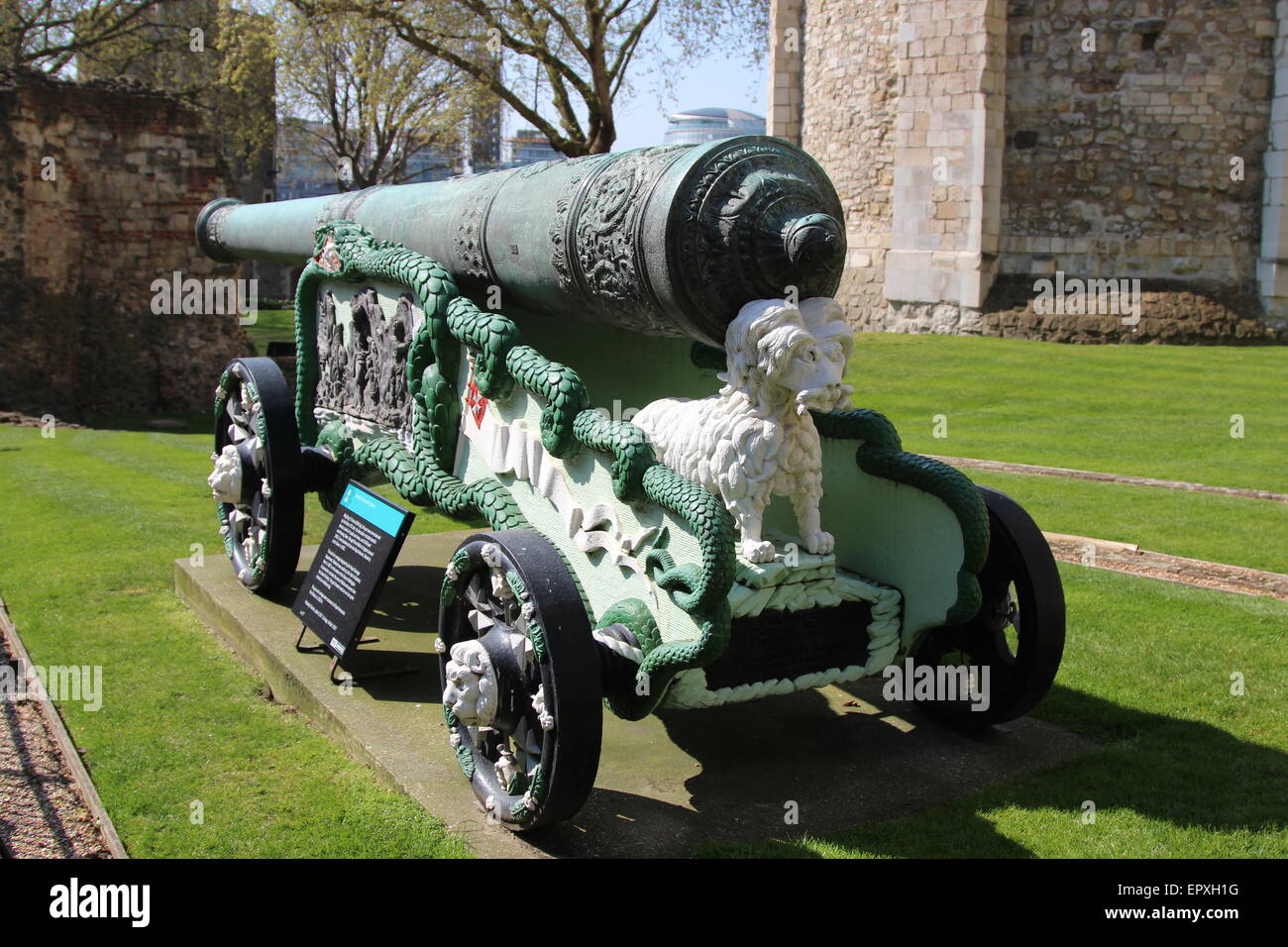 Ceremonial canon at the Tower of London Stock Photo - Alamy