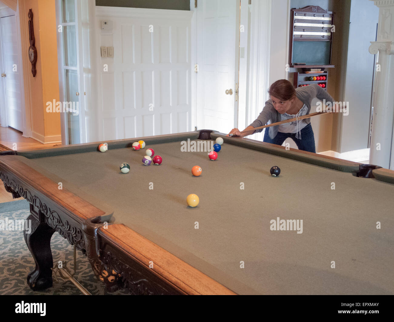 Woman taking pool shot game hi-res stock photography and images - Alamy