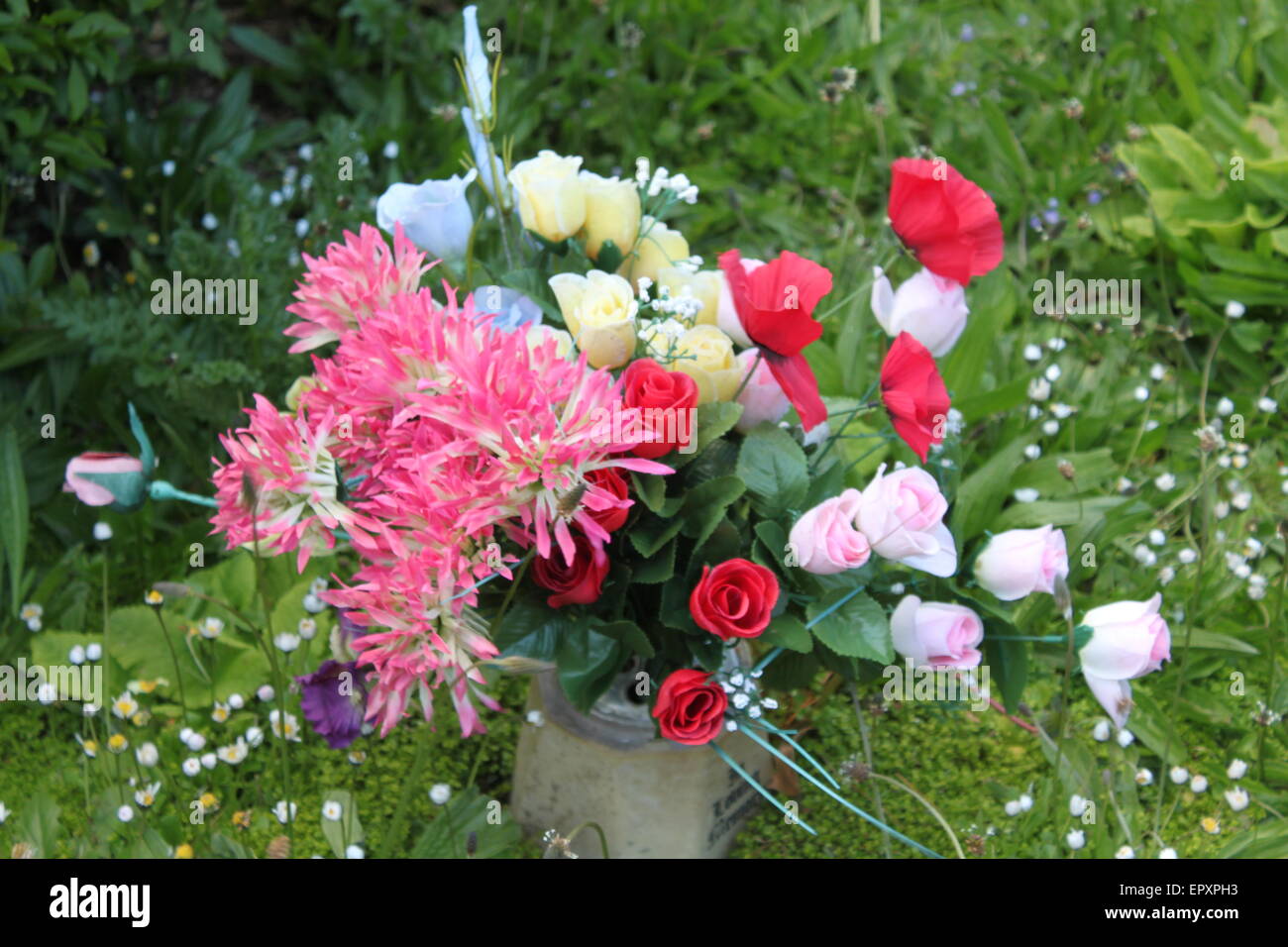 Love buried in cemetery hi-res stock photography and images - Alamy