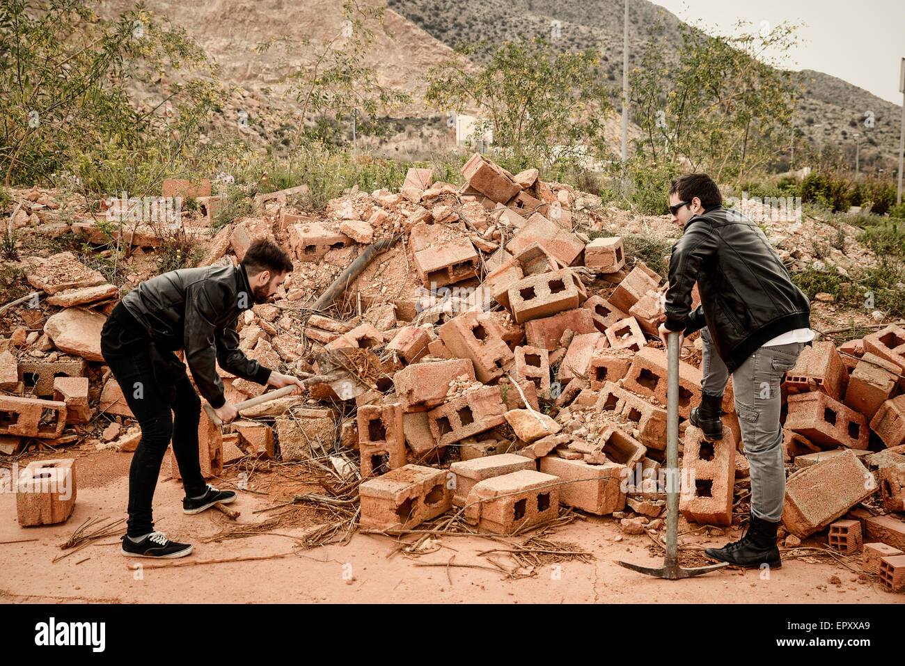 Guys working construction hi-res stock photography and images - Alamy