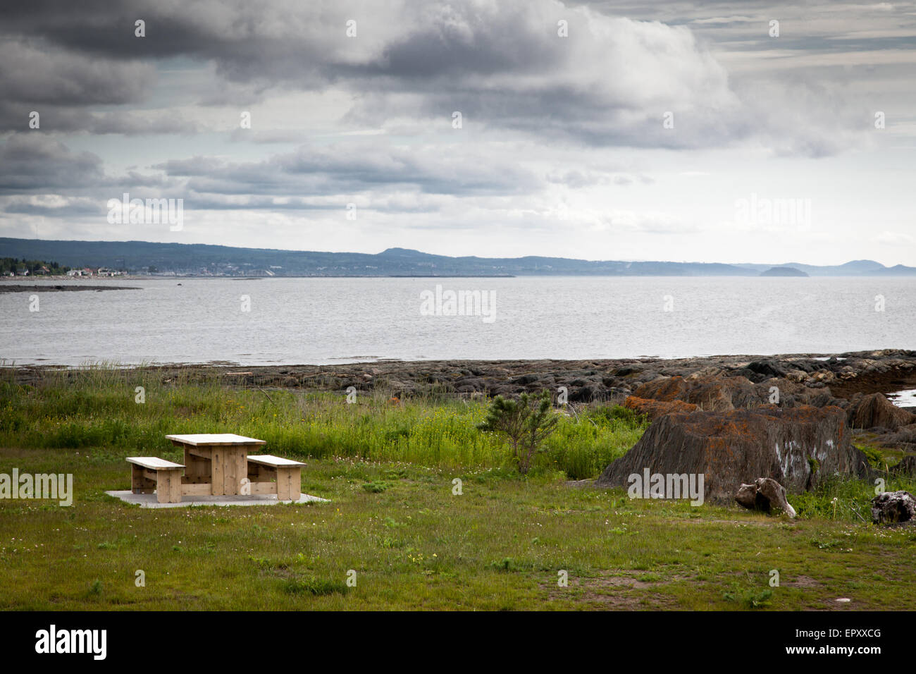 Riverside bench hi-res stock photography and images - Alamy