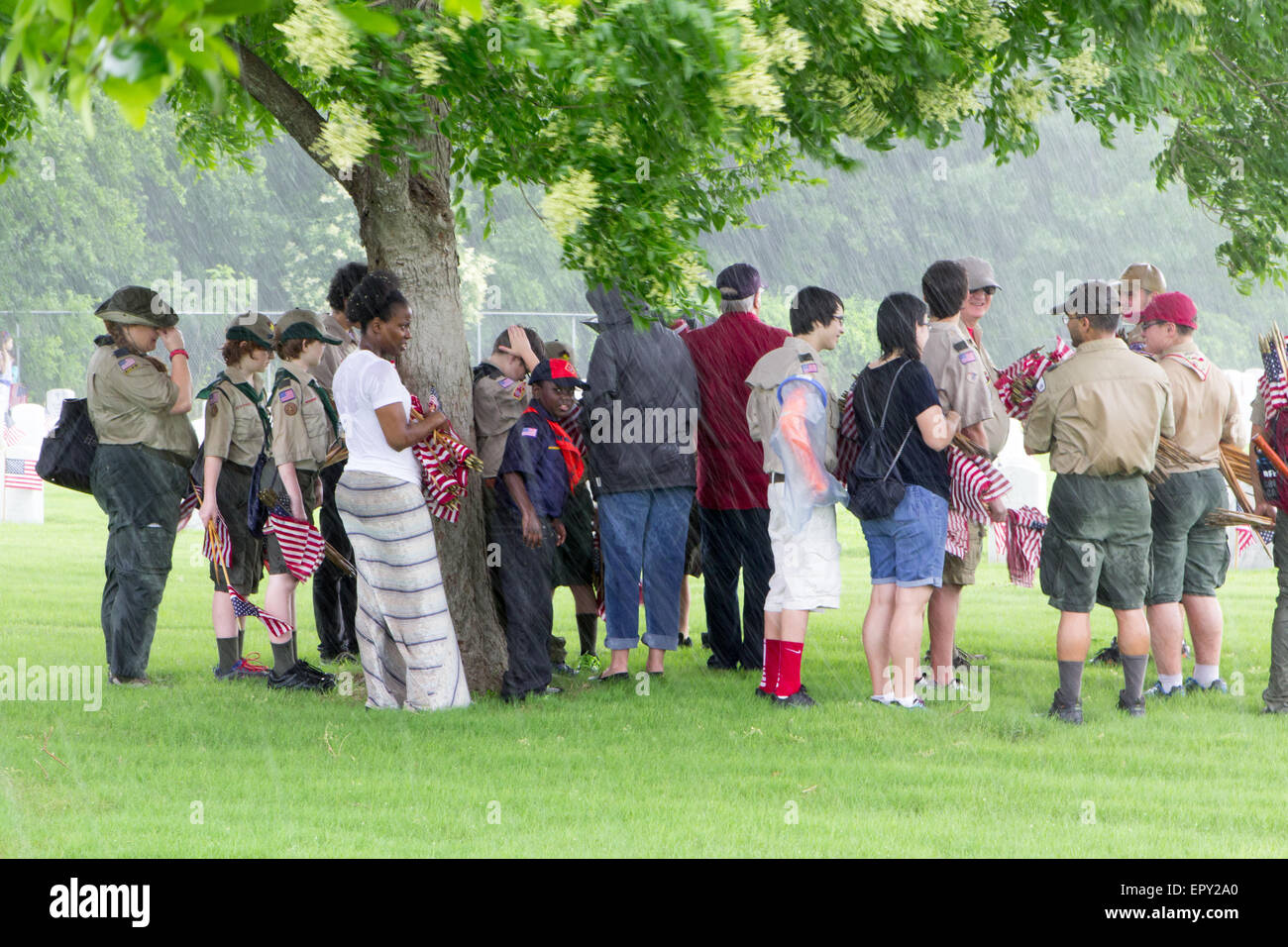 Rain people shelter hi-res stock photography and images - Alamy