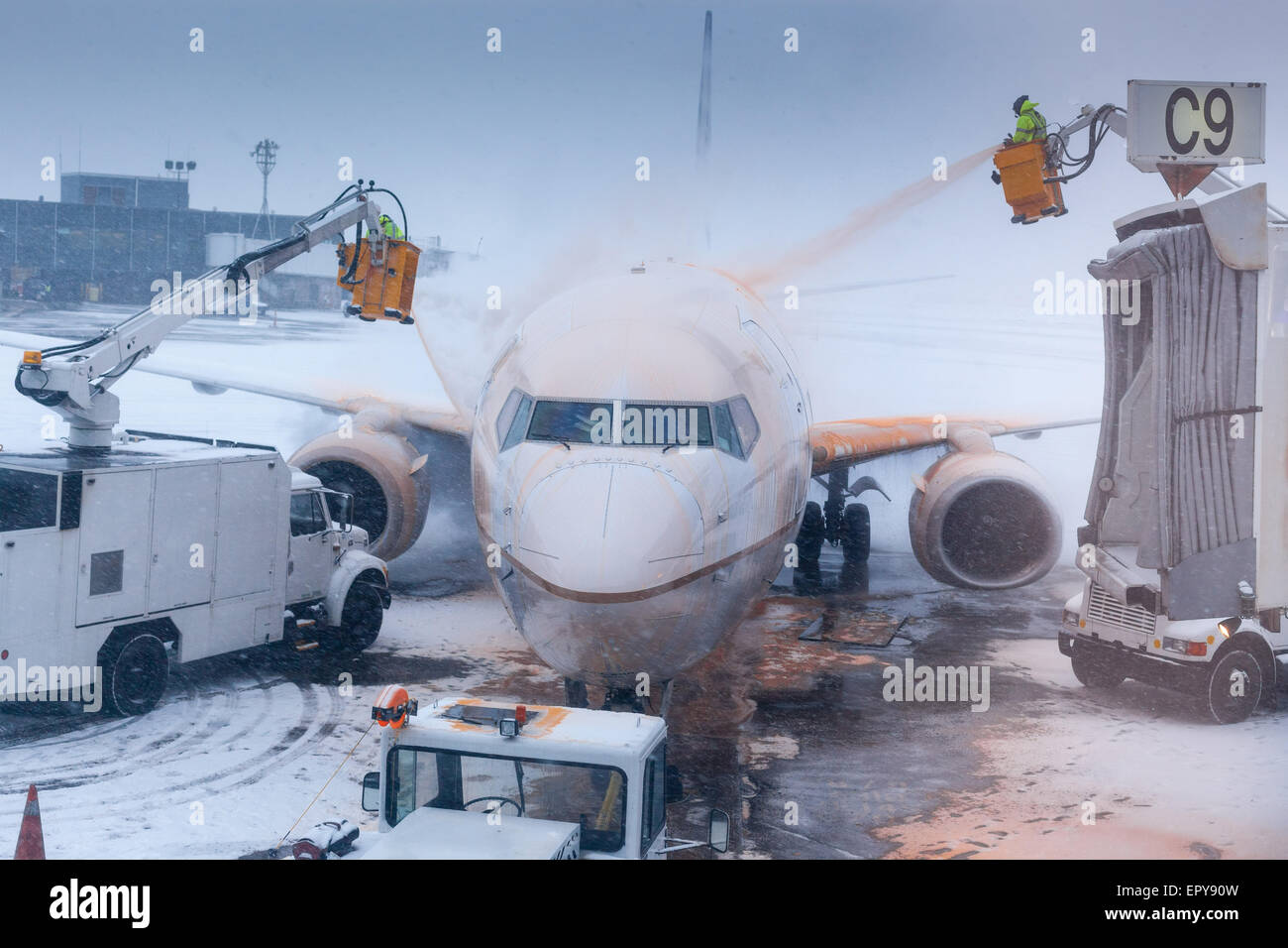 Washing aeroplane hi-res stock photography and images - Alamy