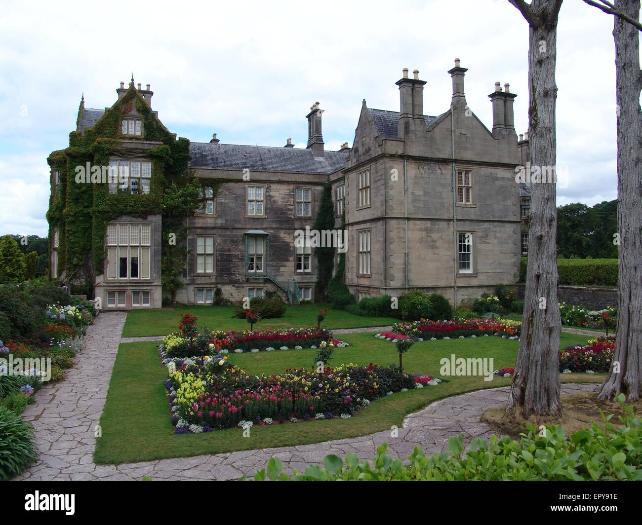 Irish Manor with beautiful garden Stock Photo - Alamy