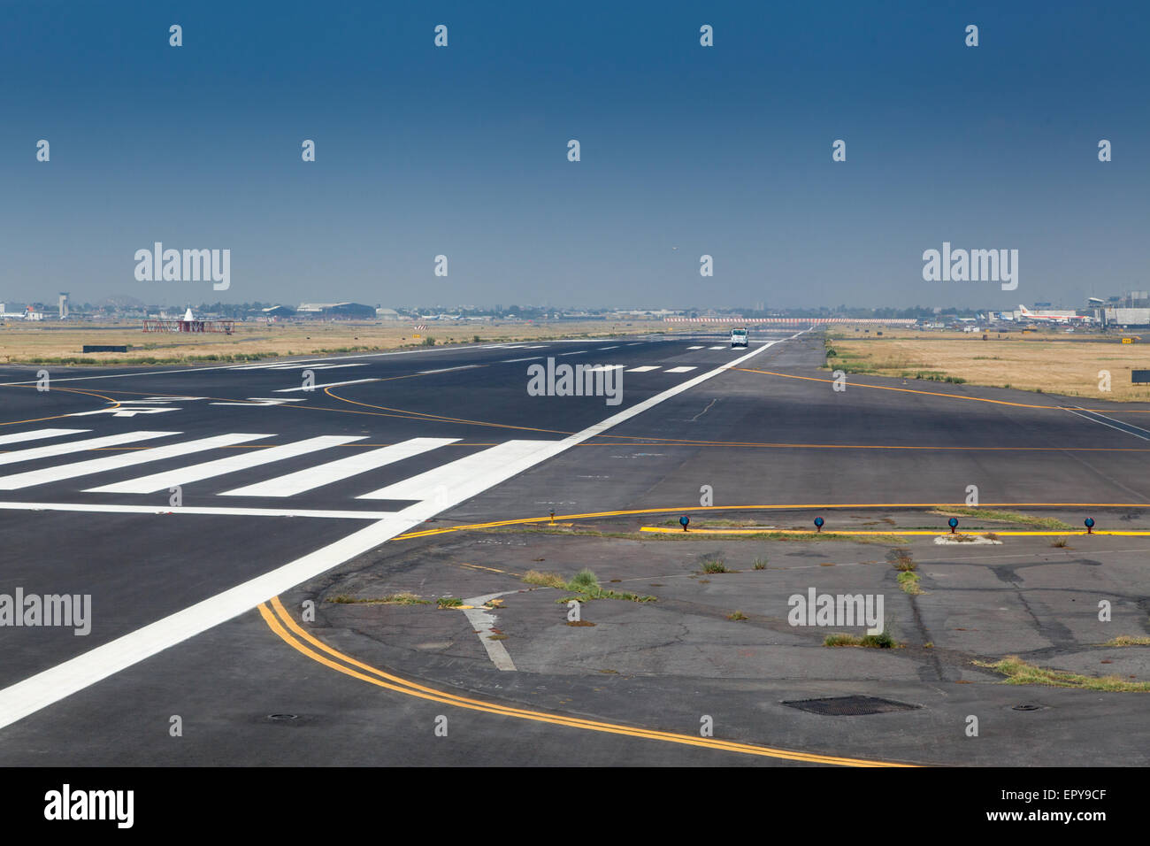 Runway airport horizontal hi-res stock photography and images - Alamy