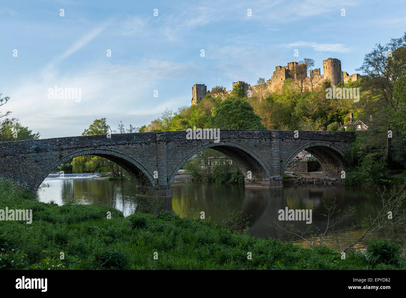 View of the old Dinham stone bridge over the River Teme in Ludlow with ...