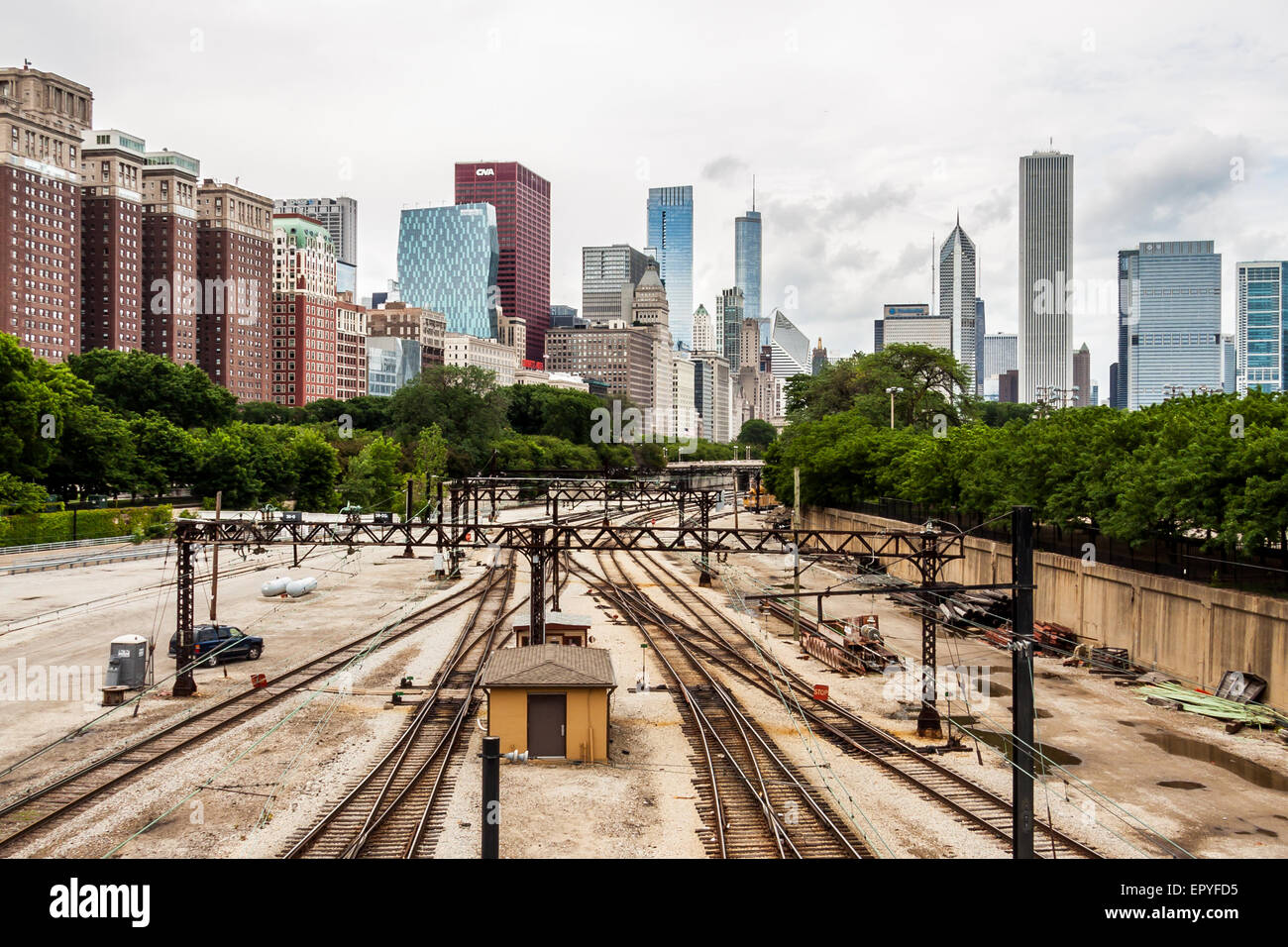 Chicago skyline with train hi-res stock photography and images - Alamy