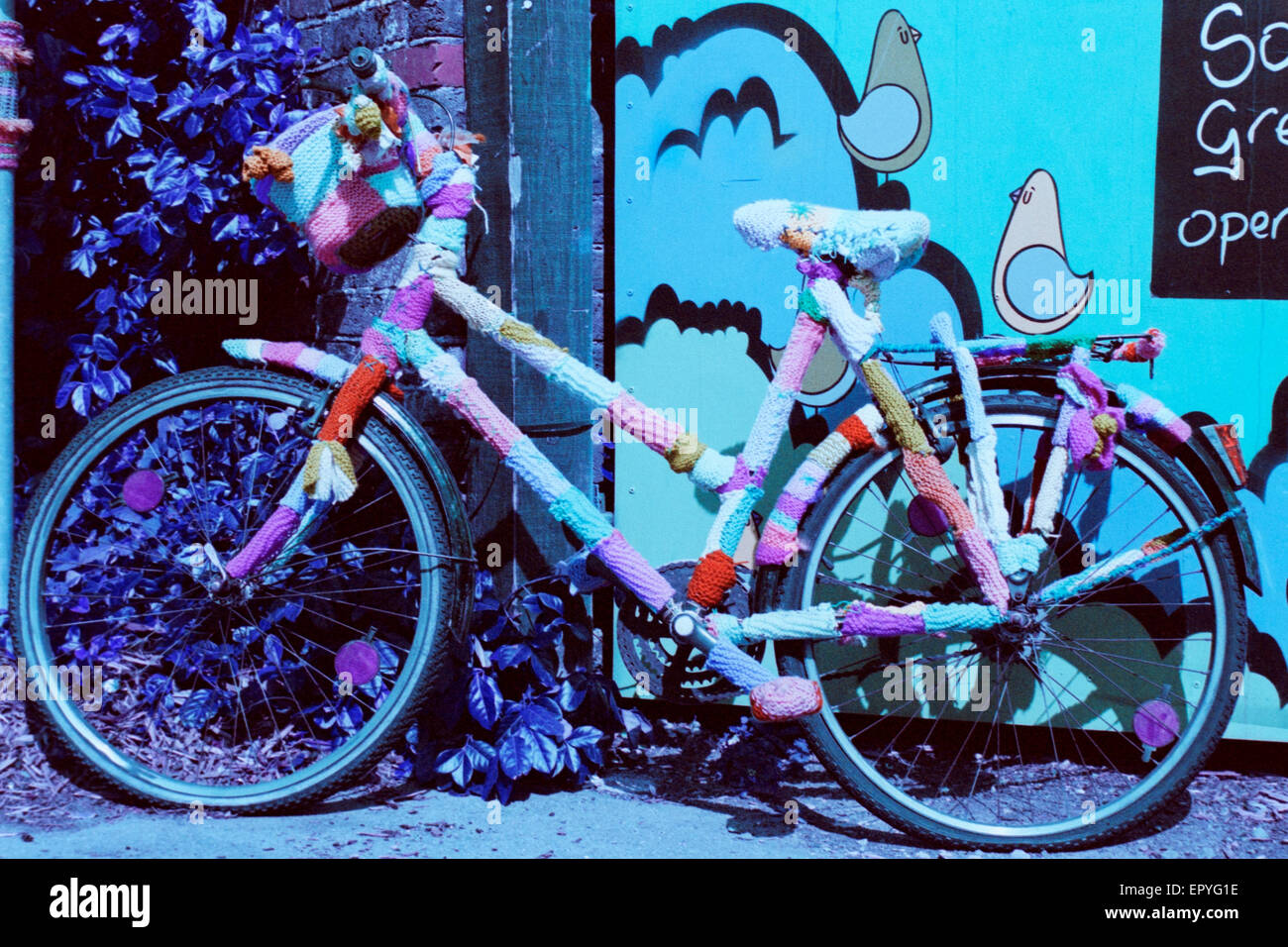 Yarn bombing bicycle hi-res stock photography and images - Alamy