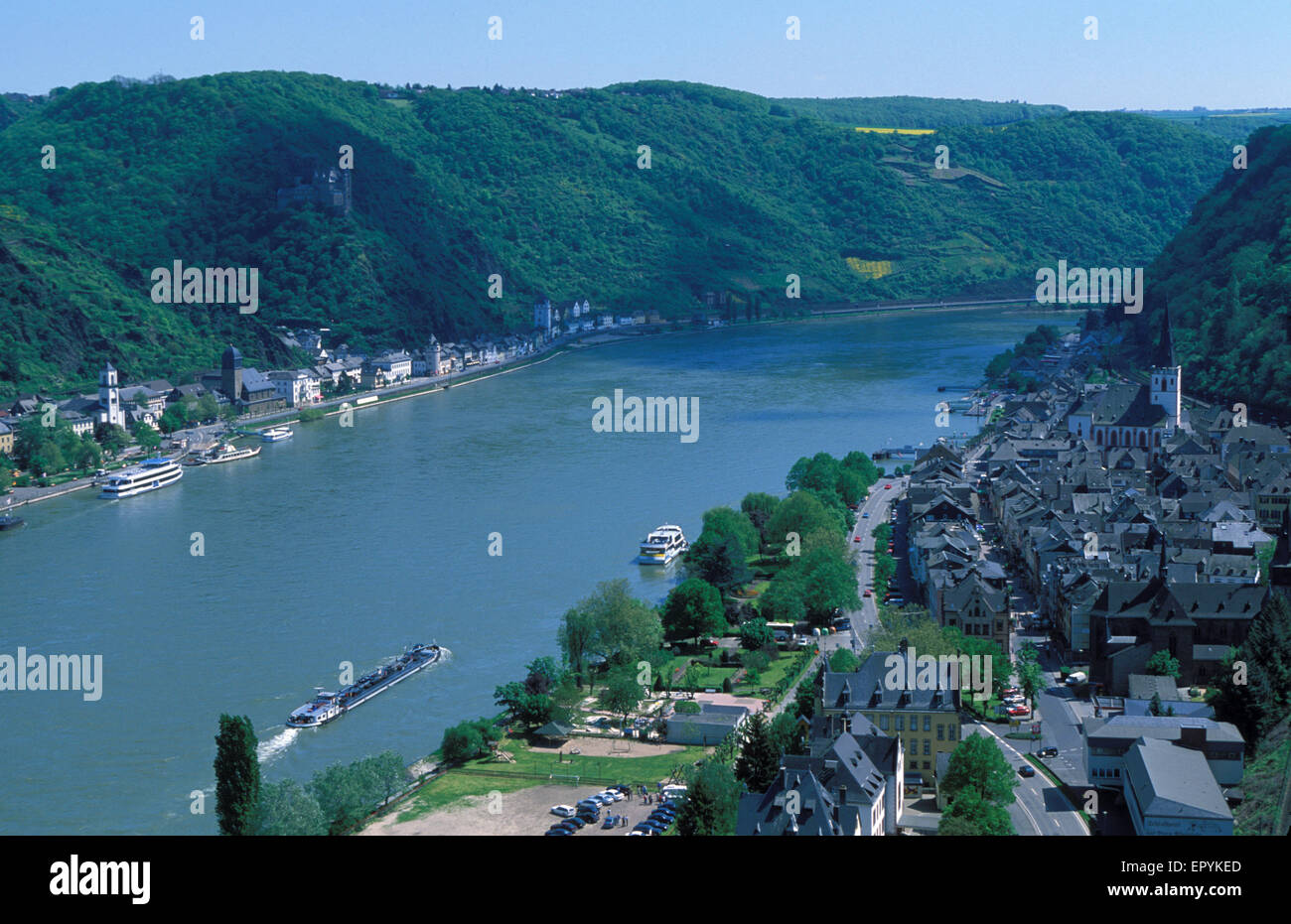 DEU, Germany, view to St. Goarshausen and St. Goar at the river Rhine ...