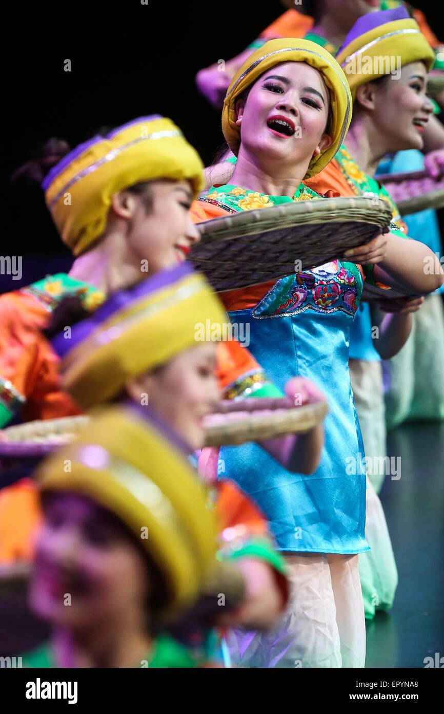 Dancers wearing traditional chinese hi-res stock photography and images ...