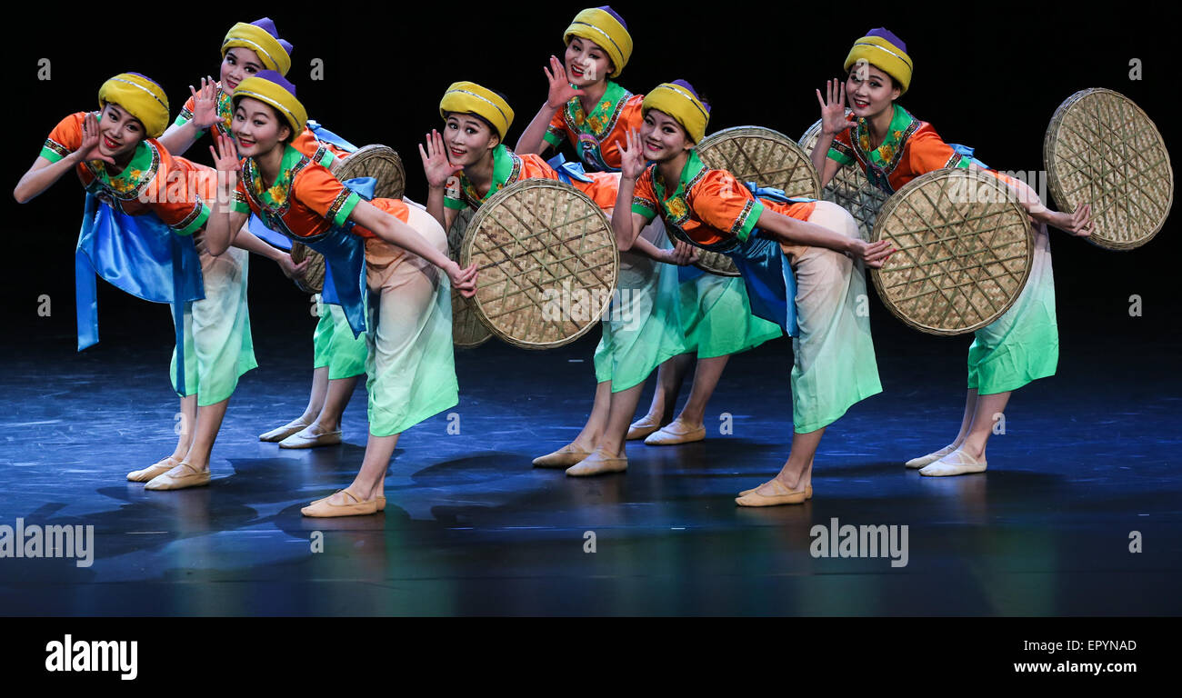 Dancers wearing traditional chinese hi-res stock photography and images ...