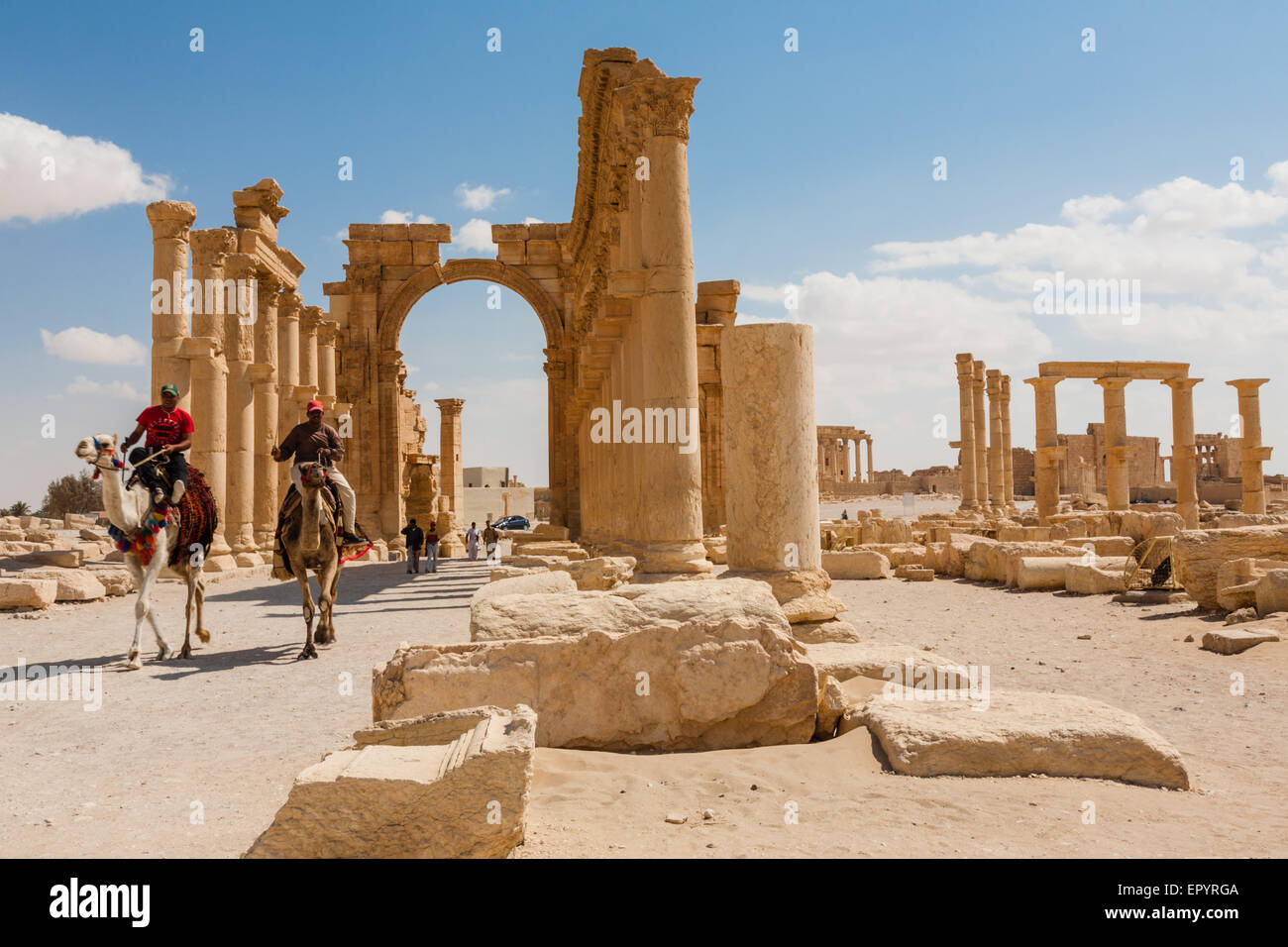 Monumental arch and colonaded street Stock Photo - Alamy