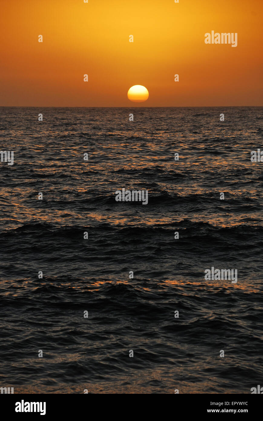 Setting sun over the ocean hi-res stock photography and images - Alamy