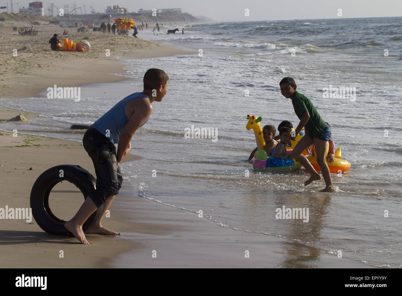 Gaza City, The Gaza Strip, Palestine. 23rd May, 2015. Palestinian kids ...