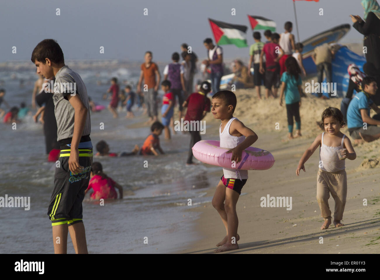 Gaza City, The Gaza Strip, Palestine. 23rd May, 2015. Palestinian kids ...