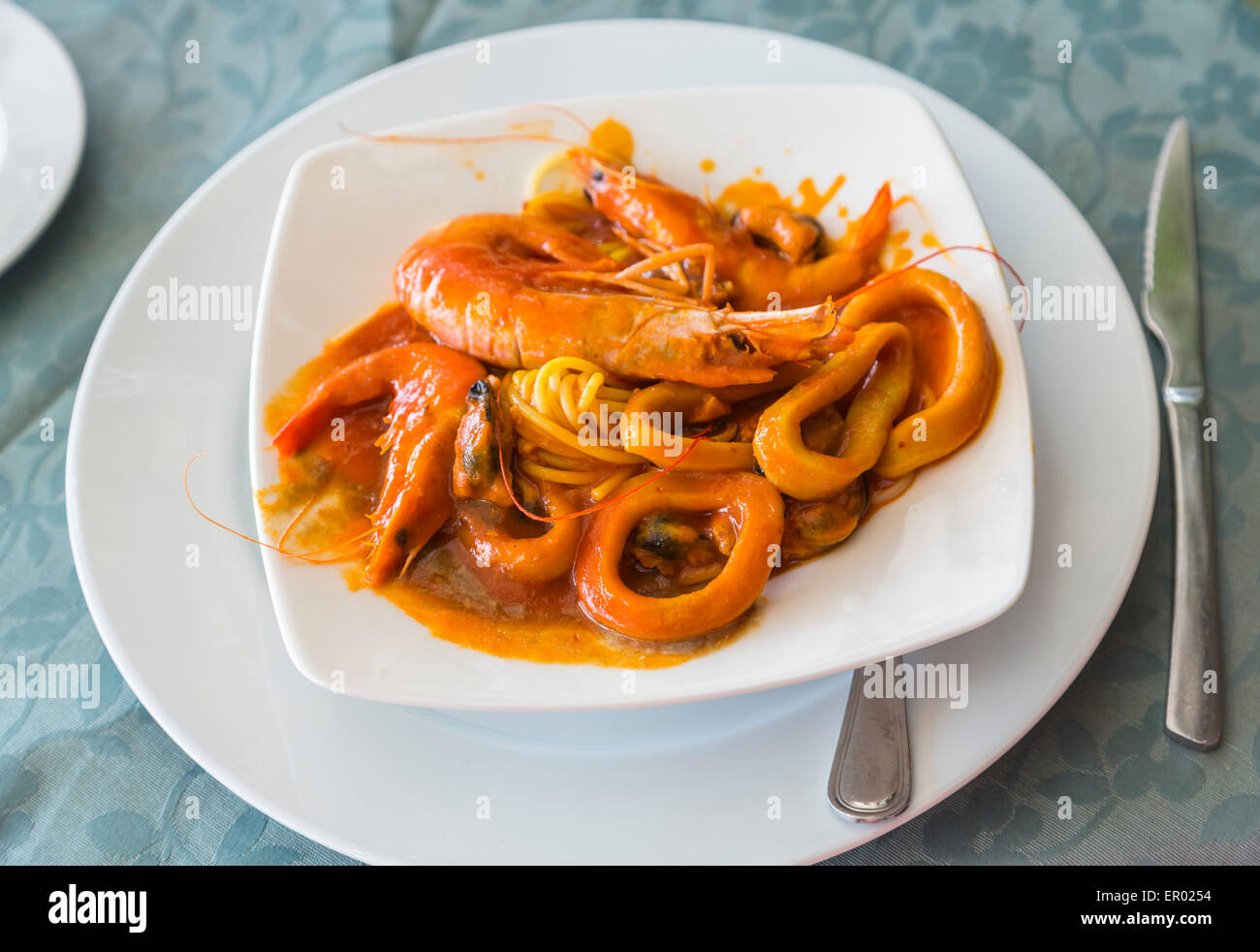 Healthy fine dining: Plate of spaghetti with tasty seafood, with prawns ...