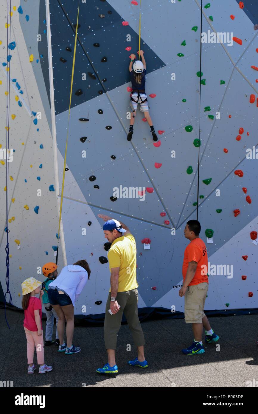 Chicago, USA. 23rd May, 2015. A beautiful spring day brings climbers ...