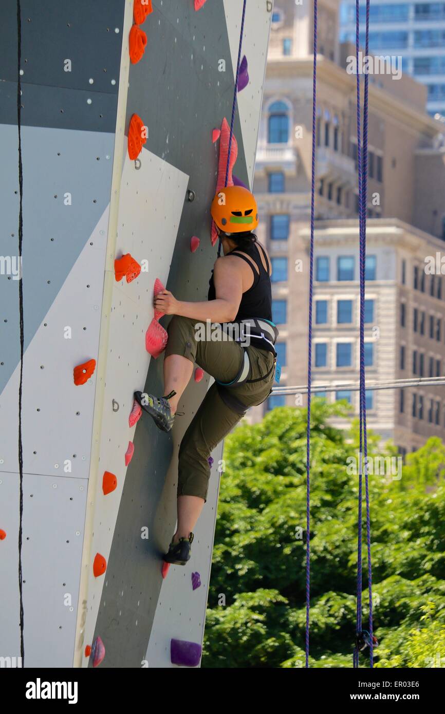 Chicago, USA. 23rd May, 2015. A beautiful spring day brings climbers ...