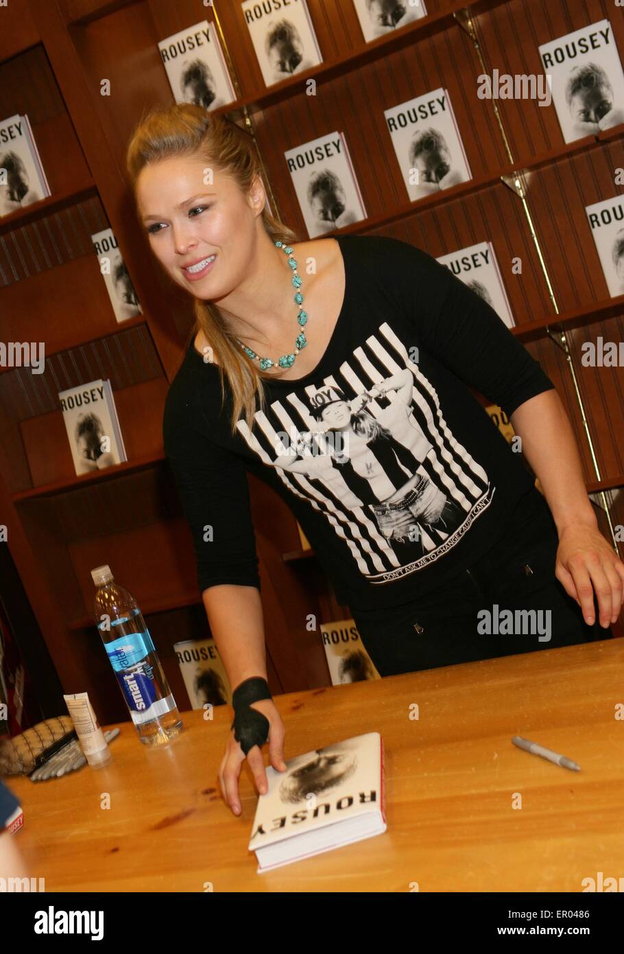 Ronda rousey fight hi-res stock photography and images - Alamy