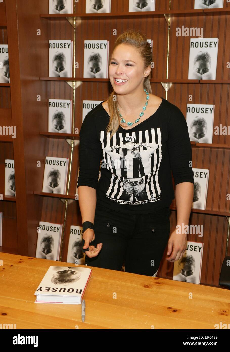 Ronda rousey fight hi-res stock photography and images - Alamy