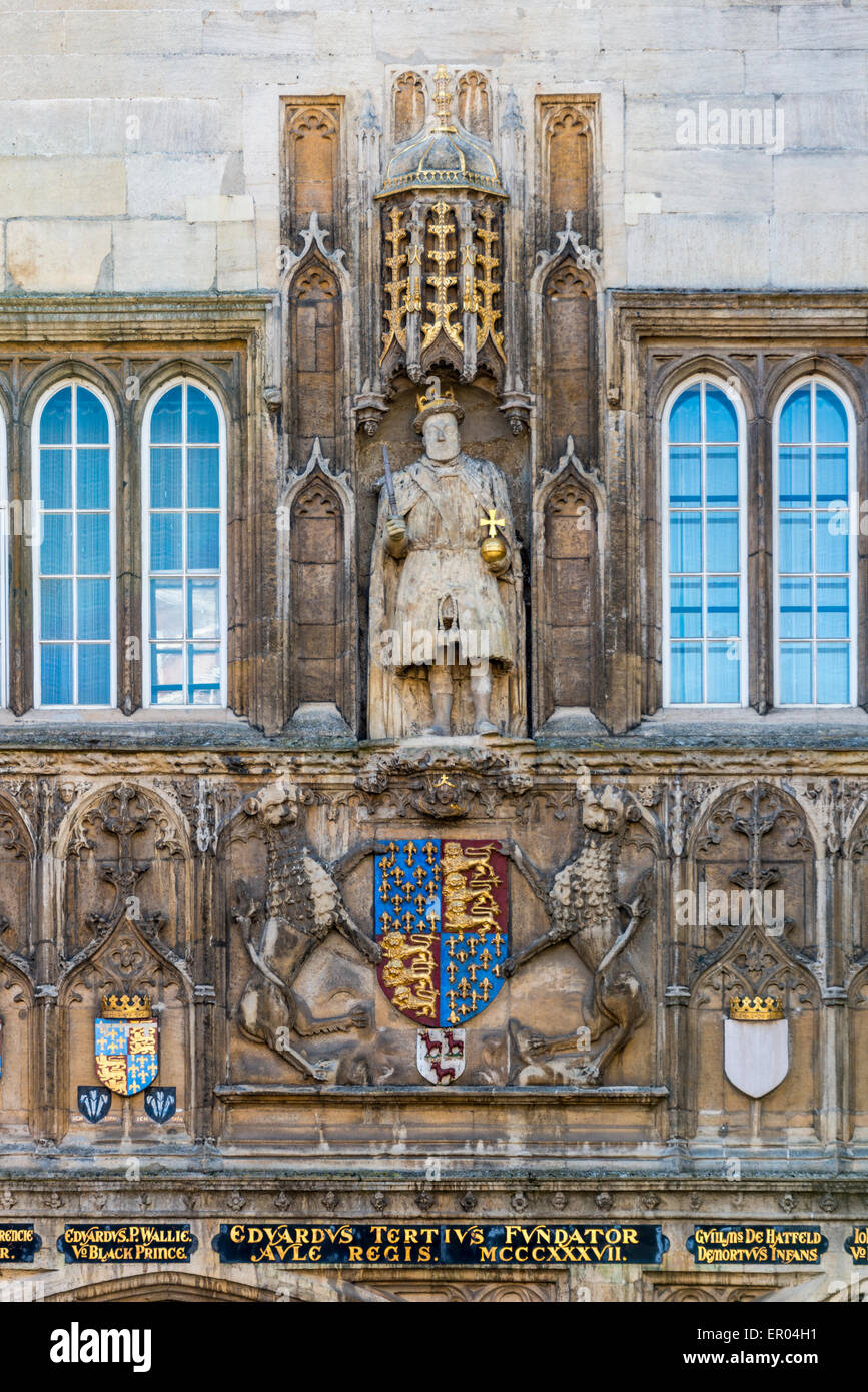 Statue of King Henry VIII above the gatehouse of Trinity College ...