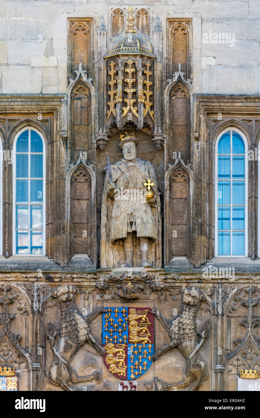 Statue of King Henry VIII above the gatehouse of Trinity College ...
