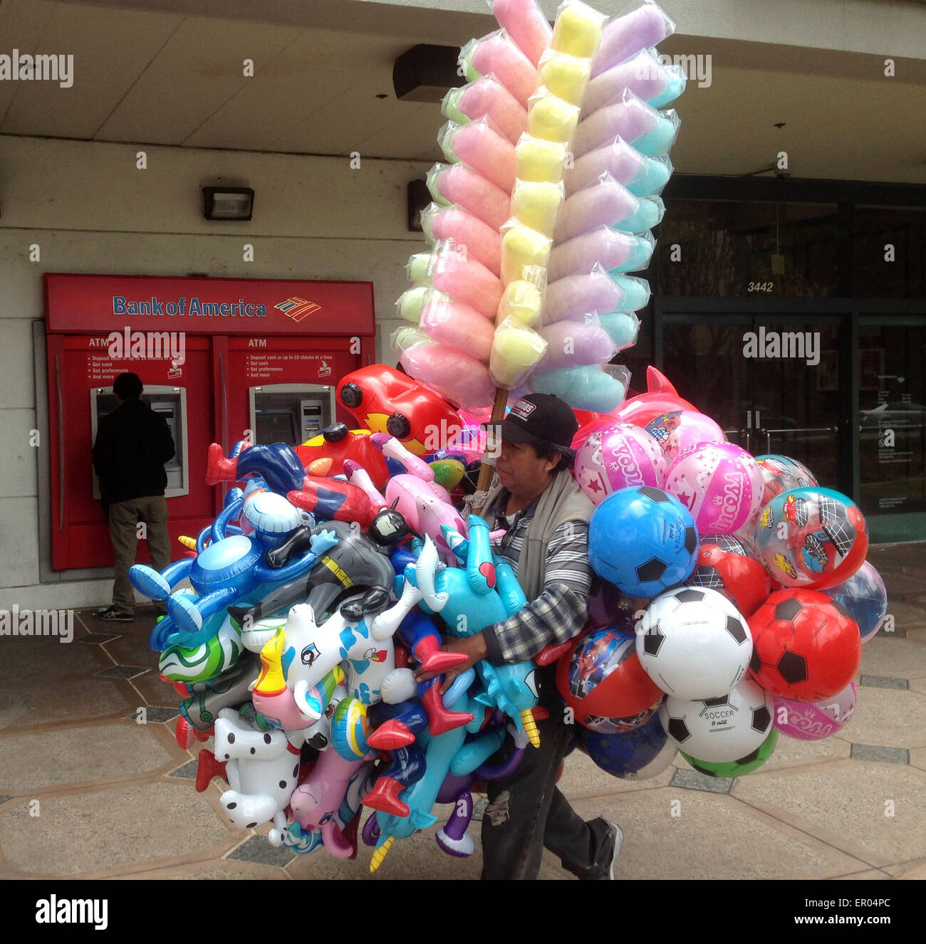 Los Angeles, CALIFORNIA, USA. 23rd May, 2015. Man selling balloons ...