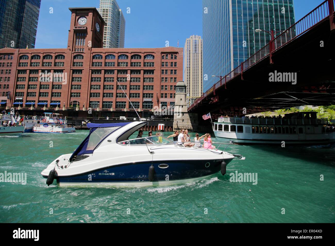 Chicago, USA 23rd May, 2015. A pleasure boat cruises the Chicago River ...