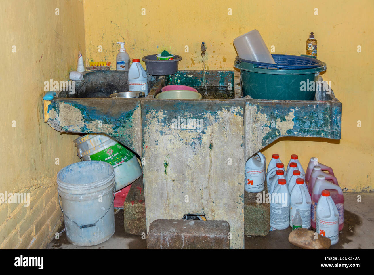 Guatemalan cement washing sink called a Pila Stock Photo - Alamy