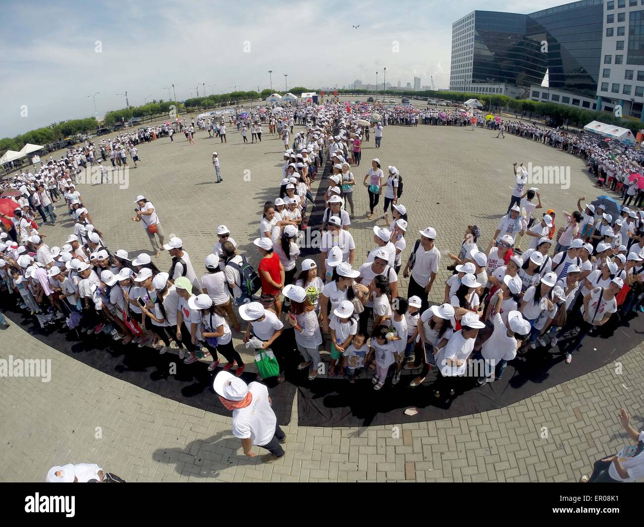Pasay City, Philippines. 24th May, 2015. Participants form a giant ...