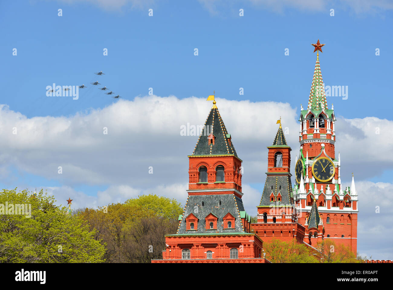 Planes fly over the Moscow Kremlin, Russia Stock Photo - Alamy