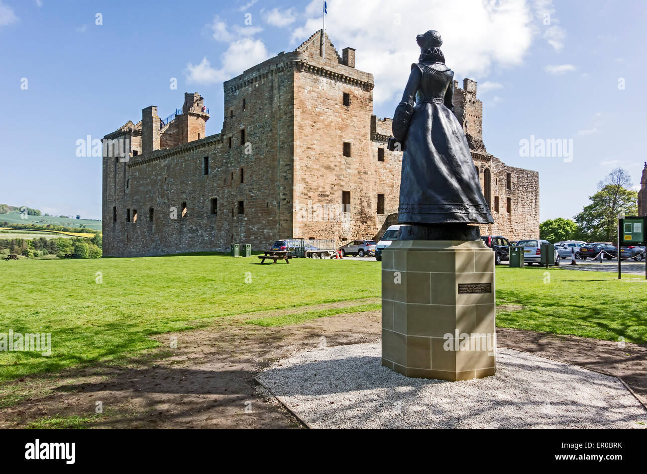 Statue of Mary Queen of Scots looking at Linlithgow Palace In ...