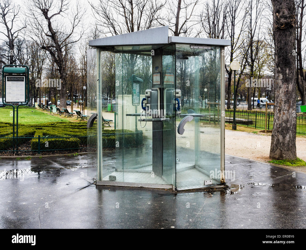 Phone Booth France Stock Photos & Phone Booth France Stock Images - Alamy
