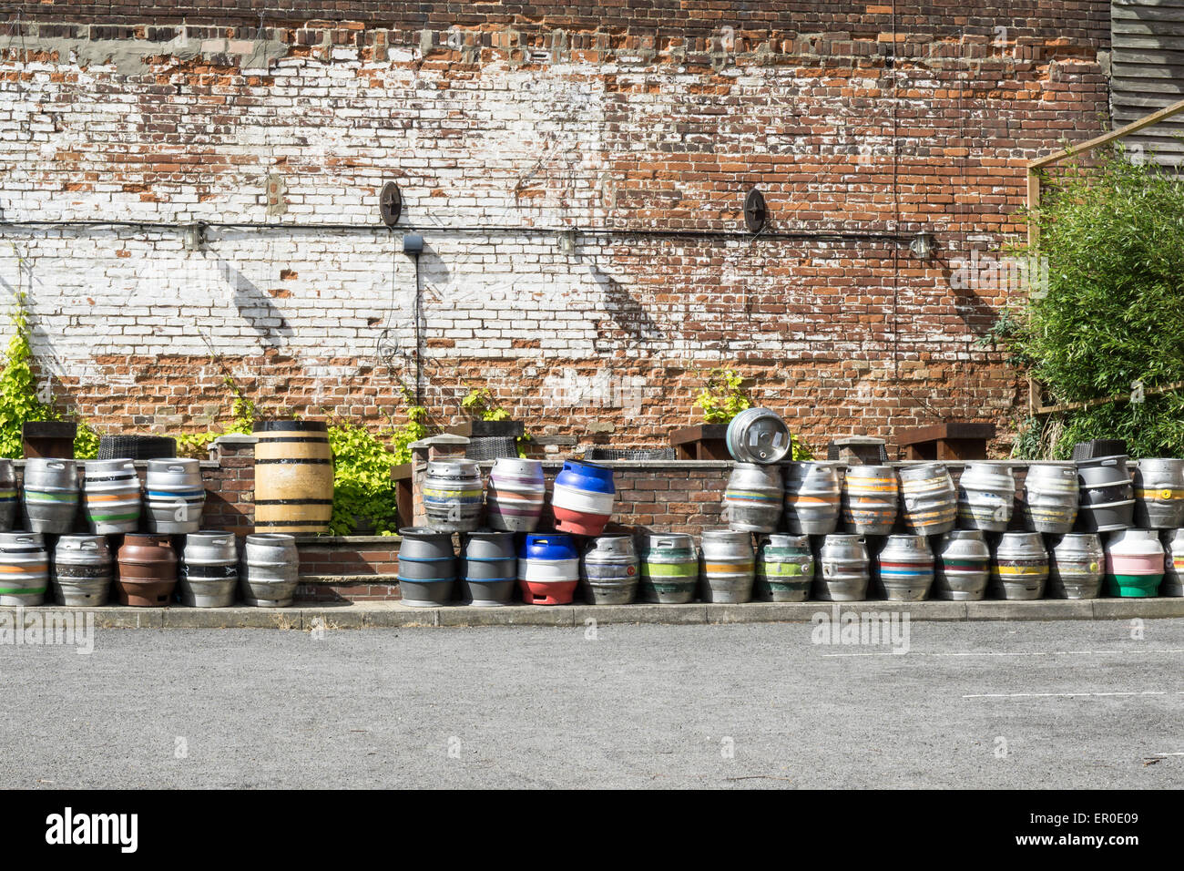 Used beer kegs hi-res stock photography and images - Alamy