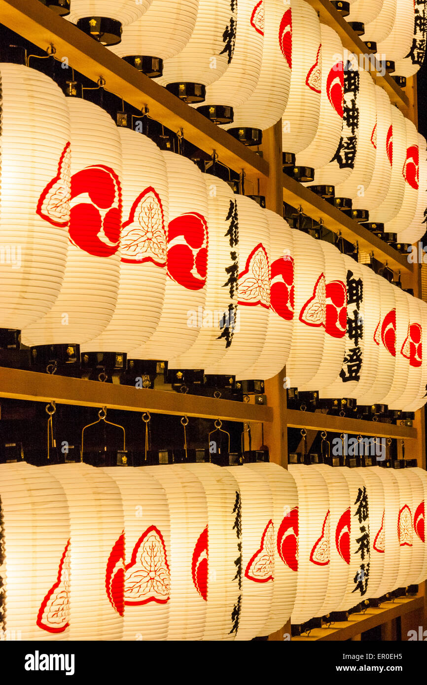 Close up of rows of illuminated Japanese Shinto paper lanterns, Chochin ...