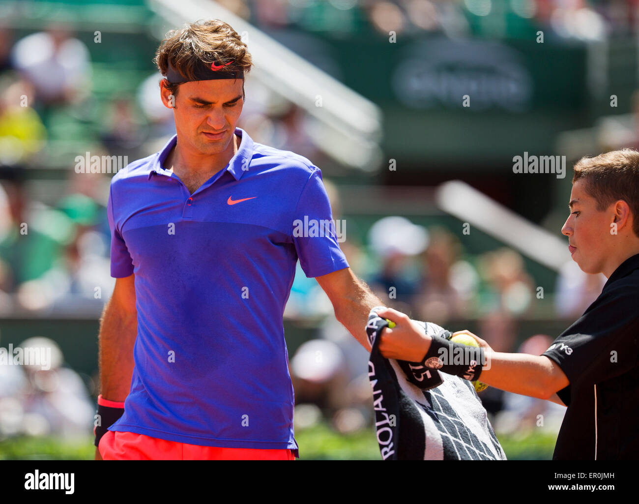 France, Paris. 24th May, 2015. Tennis, Roland Garros, ballboy brings ...